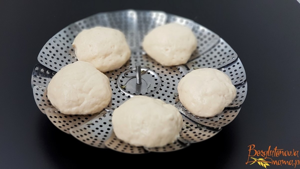 Bezglutenowe pyzy drożdżowe na parze dzieci lubią taki obiad